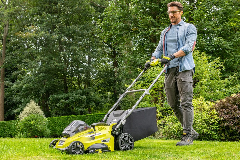 Jak dosiewać trawę na istniejącym i nowym trawniku?