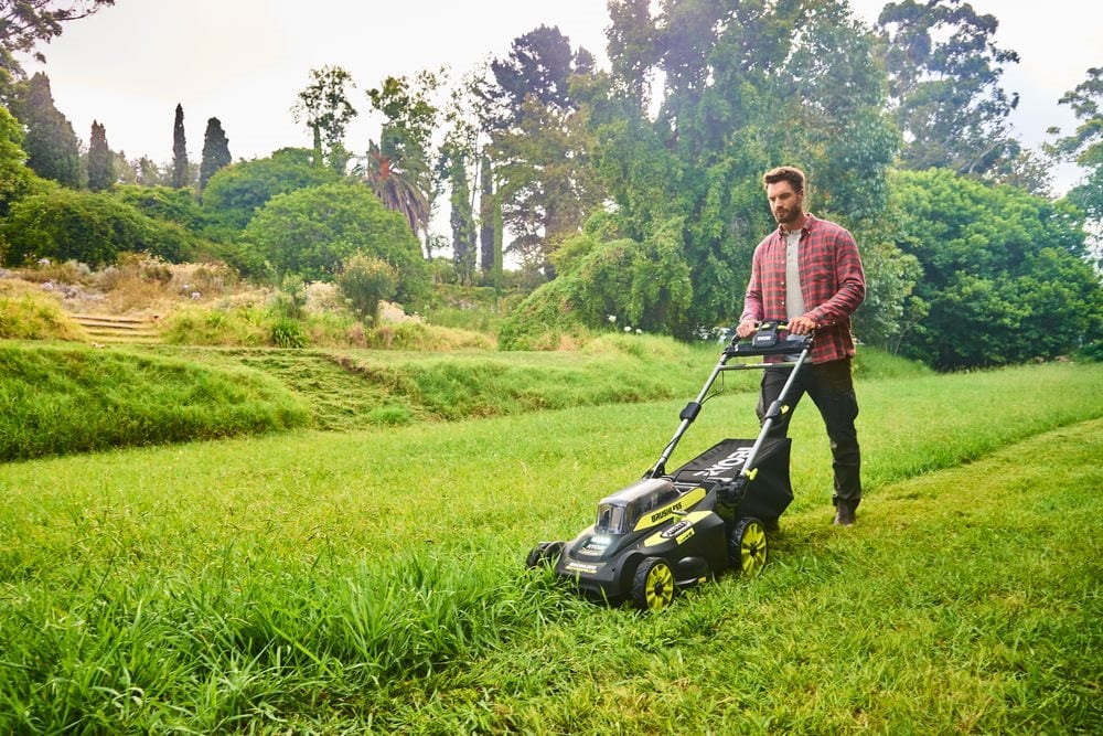 Najlepsza kosiarka do dużej trawy i nierównego terenu – poradnik